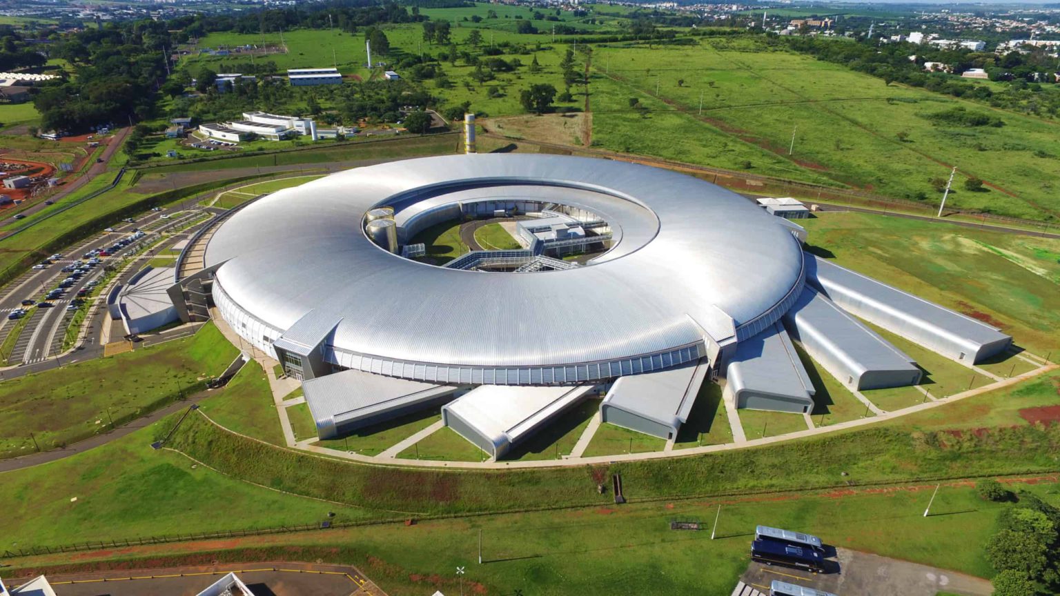 Edgeless Si sensor modules for SIRIUS Synchrotron Light Source